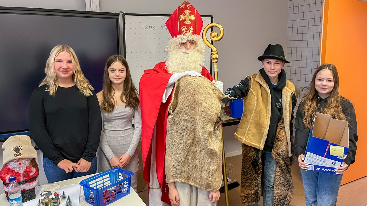 Der Nikolaus gibt sich die Ehre – Mittelschule Taufkirchen (Vils)